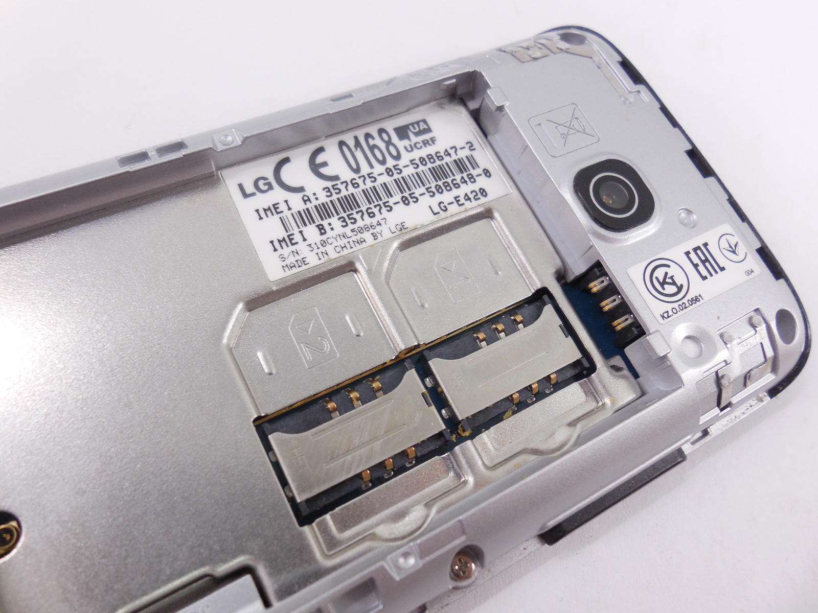 Смартфон LG E420 Две активные SIM-карты, 2G/3G