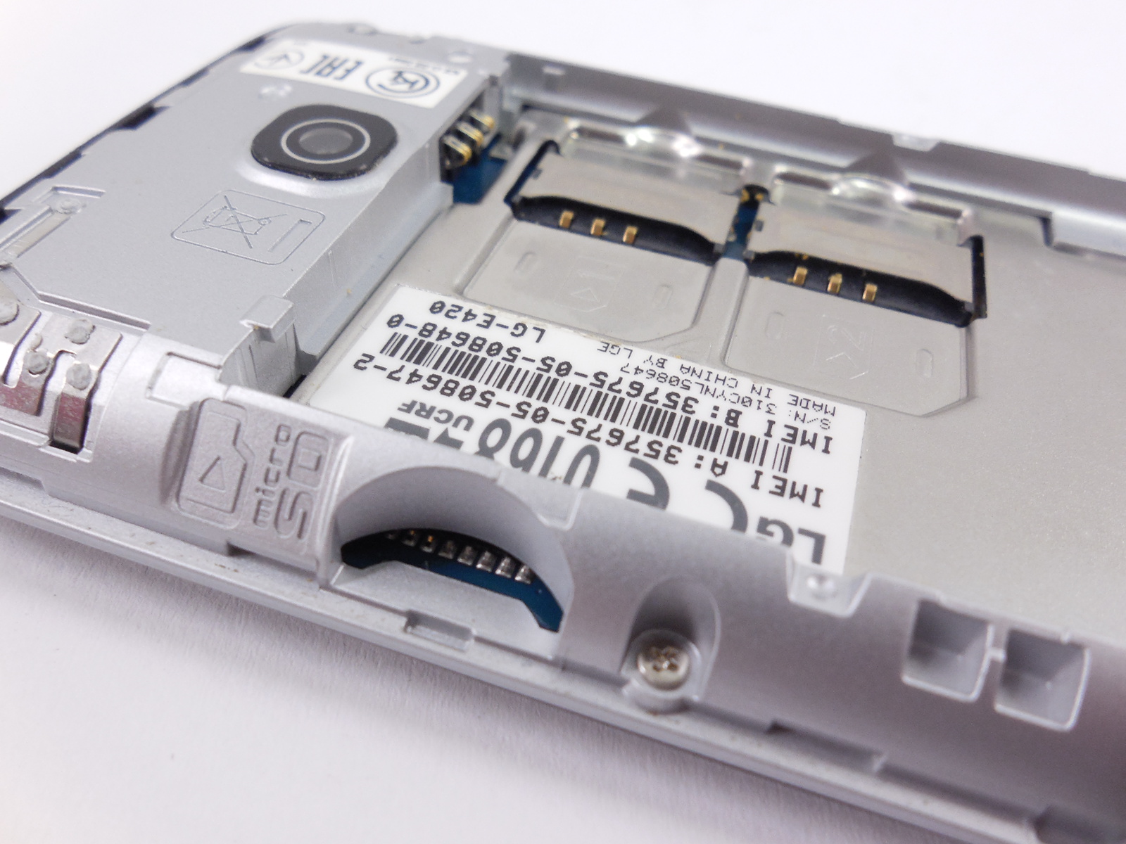 Смартфон LG E420 Две активные SIM-карты, 2G/3G